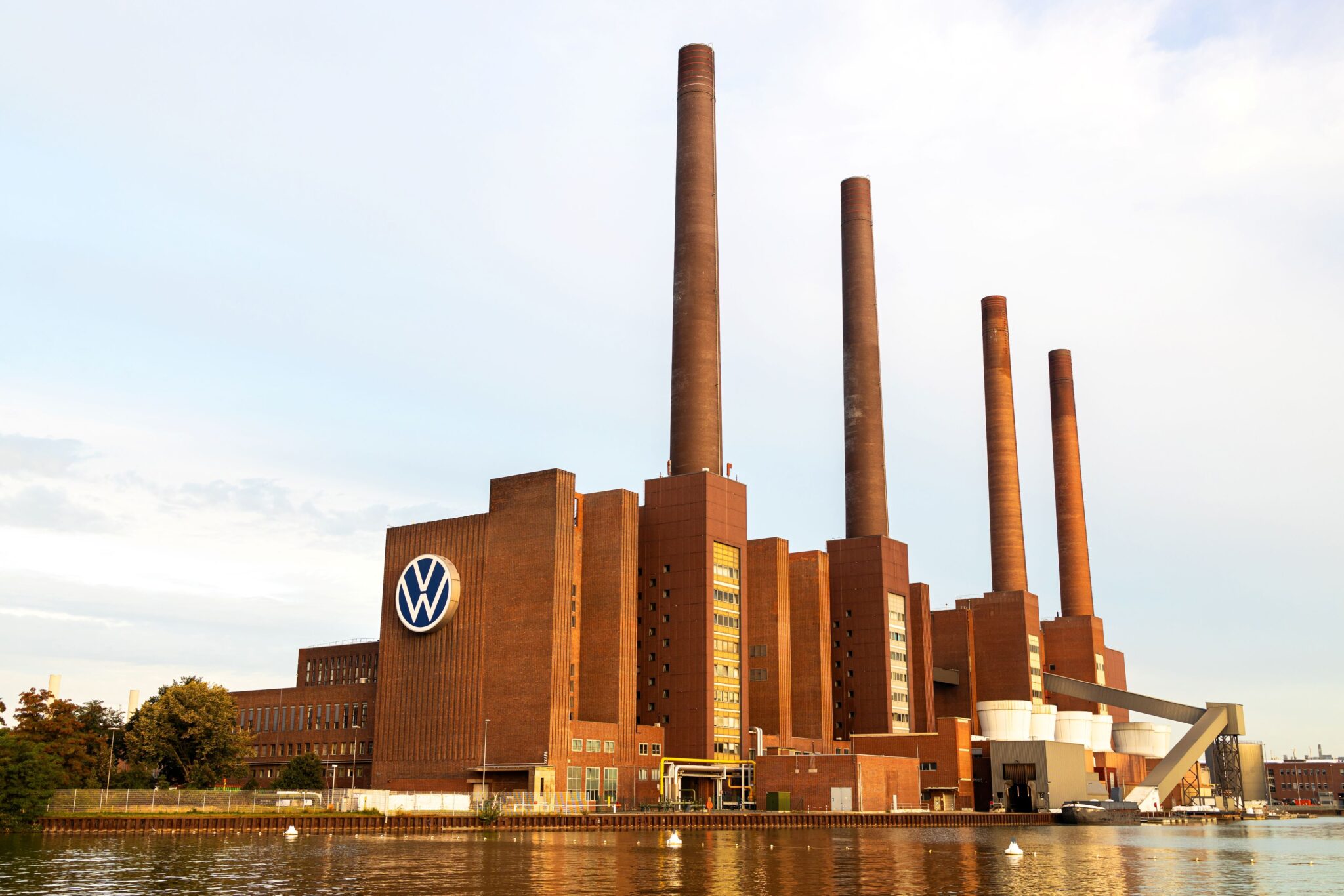 VW leadership sees the group's existence at risk – business model ...